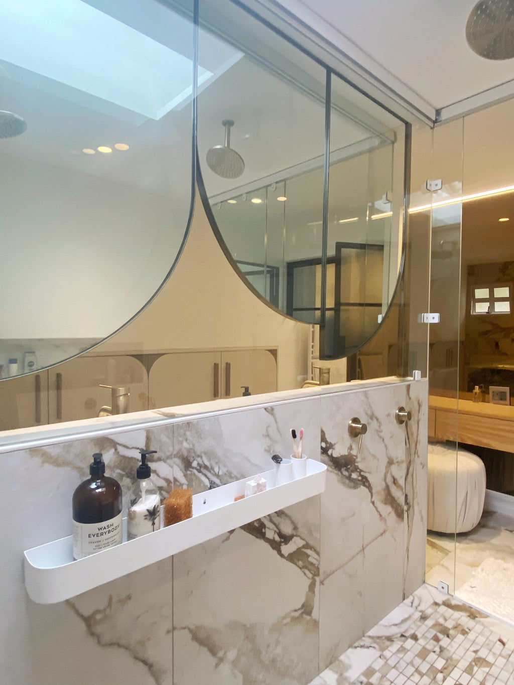 SHOWER BUTLER – Douglas and Douglas